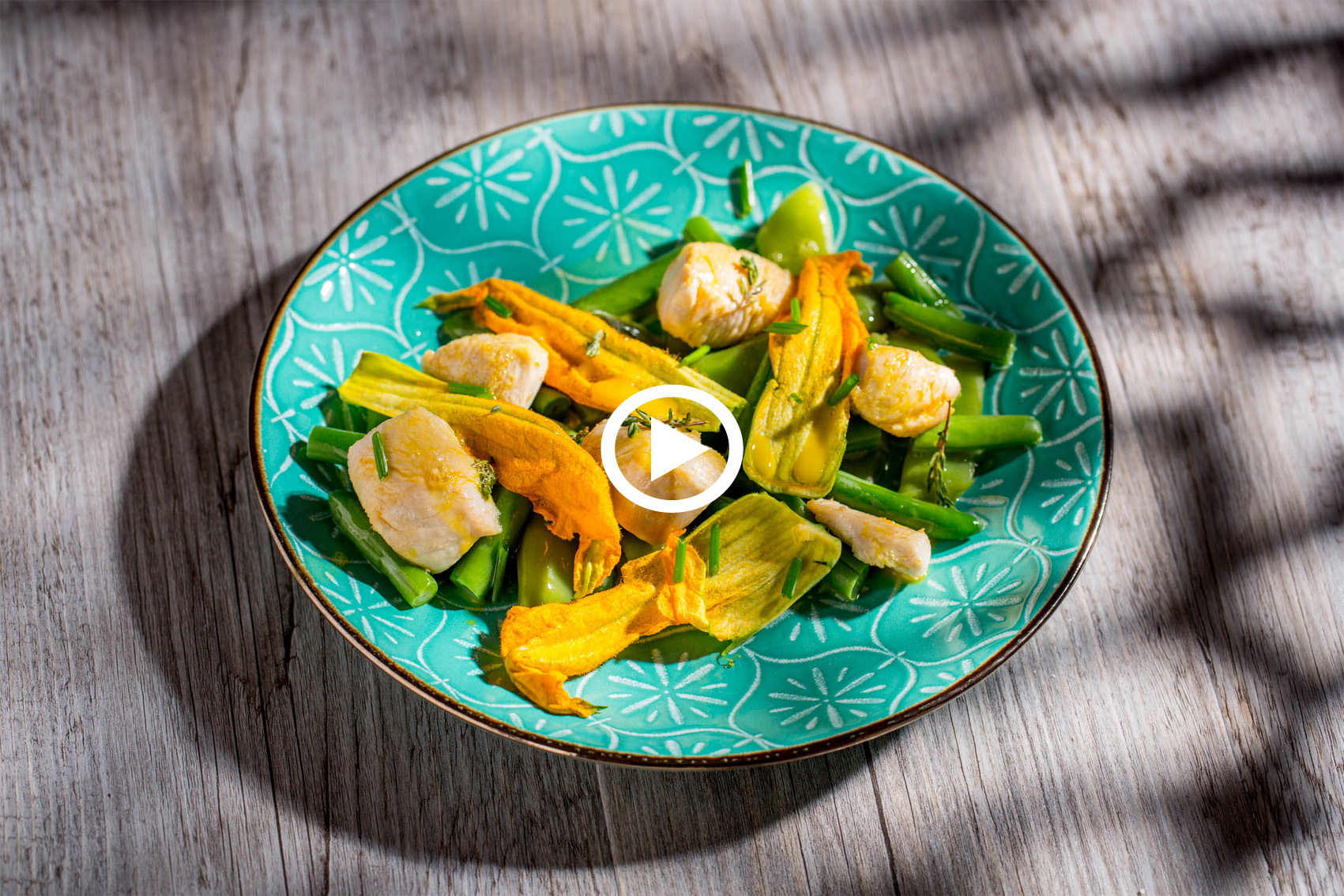 Pollo a dadini con Fagiolini Taccole e Fiori di Zucca